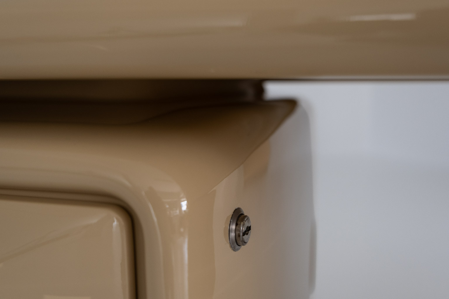 the jet-set-desk. | antibeige