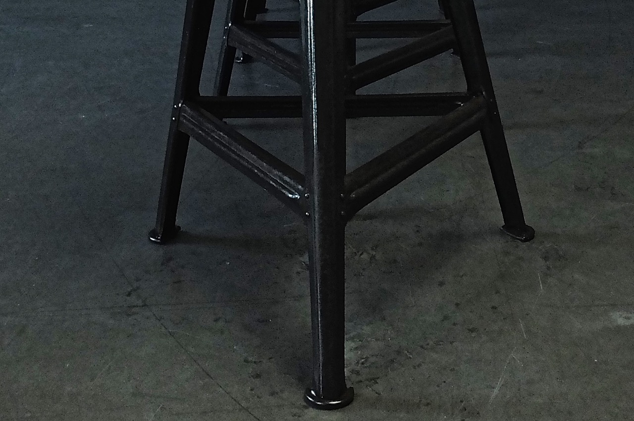 Die Birkin-Bag der Industrie-Hocker. | antibeige